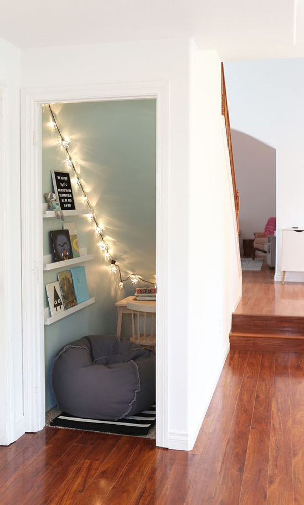 15 Cozy Reading Nook In Under The Stairs HomeMydesign 15 Cozy Reading Nook In Under The Stairs HomeMydesign