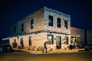 The Native: Mid-Century Boutique Hostel In Austin | HomeMydesign