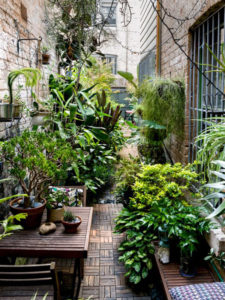 20 Tiny Courtyard Garden With Cozy Seating | HomeMydesign
