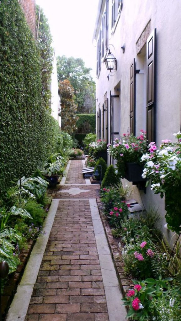 35 Exciting Side House Garden Ideas With Walkway | HomeMydesign