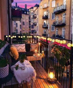 20 Romantic Balcony Lighting Ideas You’ll Love | HomeMydesign